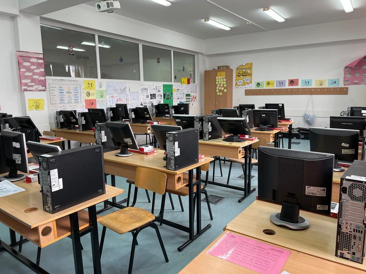 Опремена првата училишна компјутерска лабораторија преку хуманитарната ...